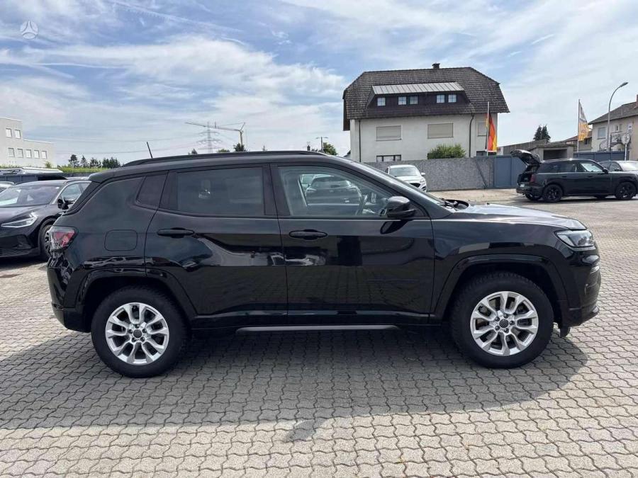 Black Jeep Compass 2022 in Kaunas, with an engine capacity of 1.33 L and mileage of 76 thousand km for 19990 €, photo 4 on AUTOMOTO.COM.LV