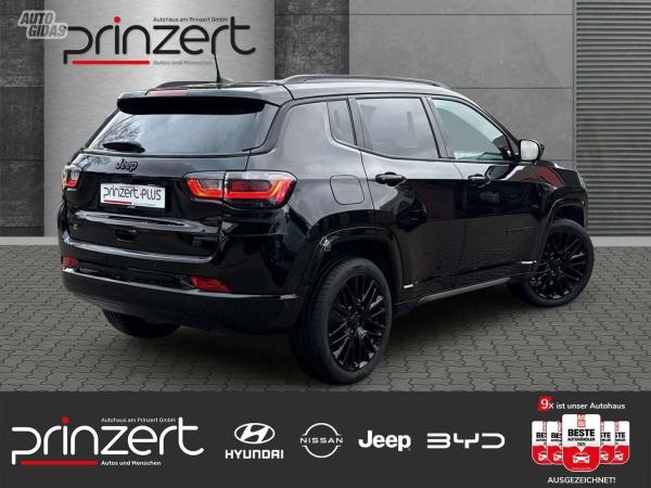 Black Jeep Compass 2023 in Kaunas, with an engine capacity of 1.50 L and mileage of 32 thousand km for 30609 €, photo 3 on AUTOMOTO.COM.LV