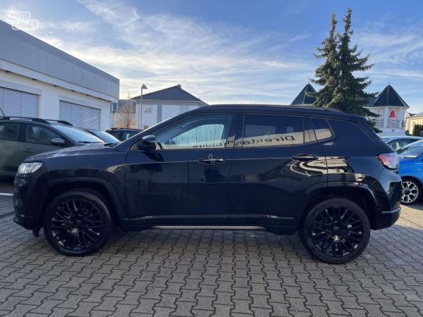 Black Jeep Compass 2023 in Kaunas, with an engine capacity of 1.50 L and mileage of 28 thousand km for 31669 €, photo 3 on AUTOMOTO.COM.LV