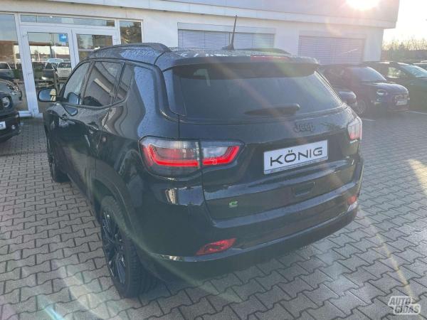 Black Jeep Compass 2023 in Kaunas, with an engine capacity of 1.50 L and mileage of 28 thousand km for 31669 €, photo 4 on AUTOMOTO.COM.LV