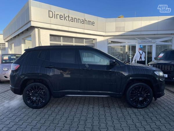 Black Jeep Compass 2023 in Kaunas, with an engine capacity of 1.50 L and mileage of 28 thousand km for 31669 €, photo 7 on AUTOMOTO.COM.LV