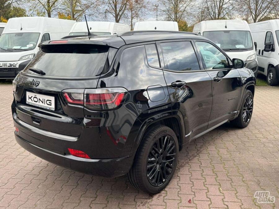Black Jeep Compass 2023 in Kaunas, with an engine capacity of 1.50 L and mileage of 34 thousand km for 29607 €, photo 4 on AUTOMOTO.COM.LV