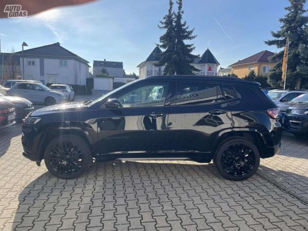 Black Jeep Compass 2023 in Kaunas, with an engine capacity of 1.50 L and mileage of 29 thousand km for 31669 €, photo 3 on AUTOMOTO.COM.LV