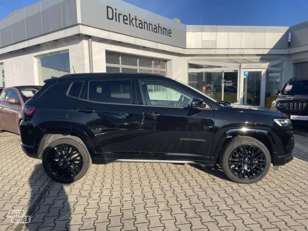 Black Jeep Compass 2023 in Kaunas, with an engine capacity of 1.50 L and mileage of 29 thousand km for 31669 €, photo 7 on AUTOMOTO.COM.LV