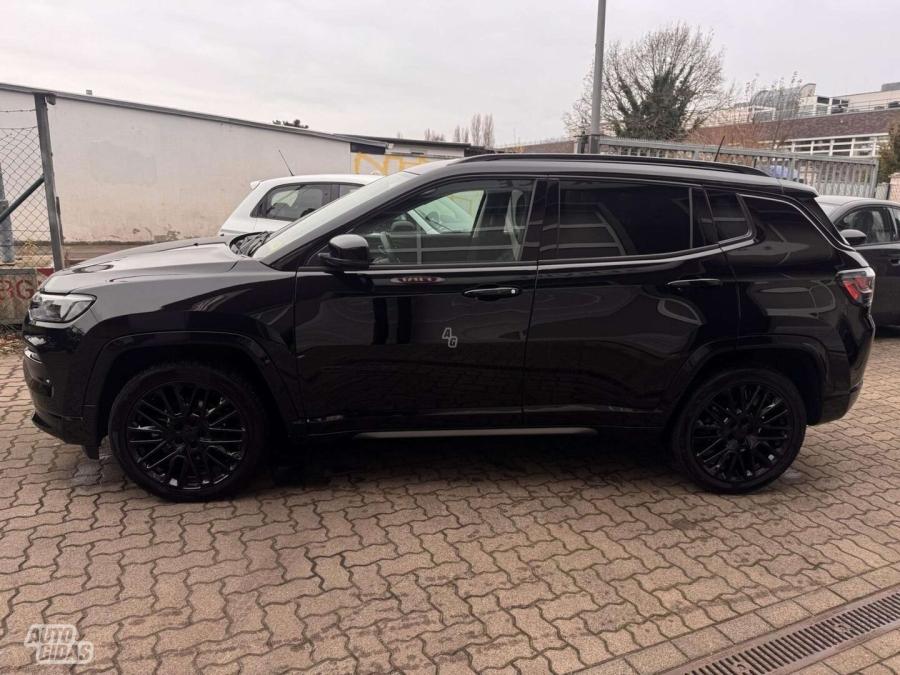 Black Jeep Compass 2023 in Kaunas, with an engine capacity of 1.50 L and mileage of 14 thousand km for 29609 €, photo 2 on AUTOMOTO.COM.LV
