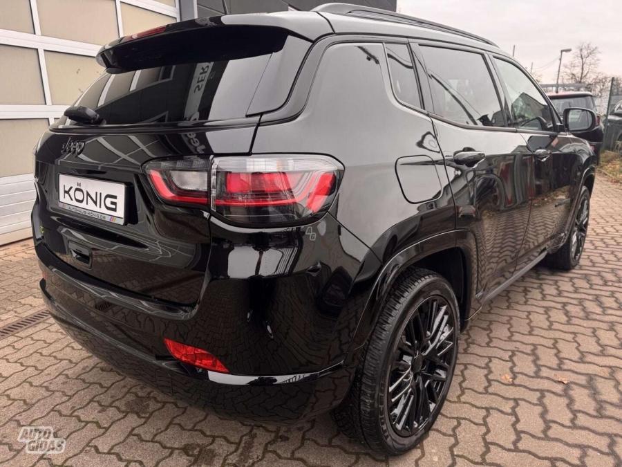 Black Jeep Compass 2023 in Kaunas, with an engine capacity of 1.50 L and mileage of 14 thousand km for 29609 €, photo 4 on AUTOMOTO.COM.LV