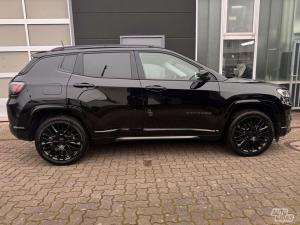 Black Jeep Compass 2023 in Kaunas, with an engine capacity of 1.50 L and mileage of 14 thousand km for 29609 €, photo 5 on AUTOMOTO.COM.LV