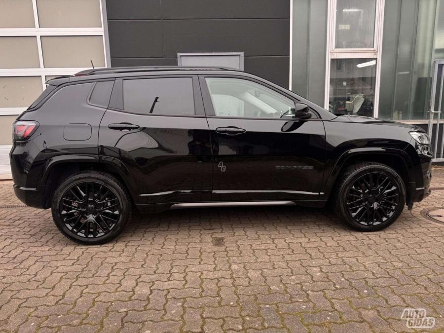Black Jeep Compass 2023 in Kaunas, with an engine capacity of 1.50 L and mileage of 14 thousand km for 29609 €, photo 5 on AUTOMOTO.COM.LV