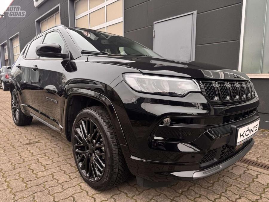 Black Jeep Compass 2023 in Kaunas, with an engine capacity of 1.50 L and mileage of 14 thousand km for 29609 €, photo 6 on AUTOMOTO.COM.LV