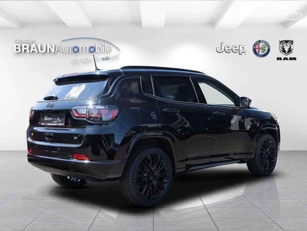Black Jeep Compass 2023 in Kaunas, with an engine capacity of 1.50 L and mileage of 27 thousand km for 30968 €, photo 3 on AUTOMOTO.COM.LV