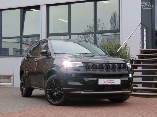 Melns Jeep Compass 2024 Kauņa, ar dzinēja tilpumu 1.50 L un nobraukumu 30 tūkst. km par 26830 €, foto 1 vietnē AUTOMOTO.COM.LV