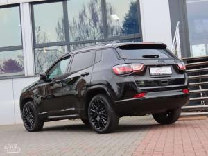 Black Jeep Compass 2024 in Kaunas, with an engine capacity of 1.50 L and mileage of 30 thousand km for 26830 €, photo 4 on AUTOMOTO.COM.LV