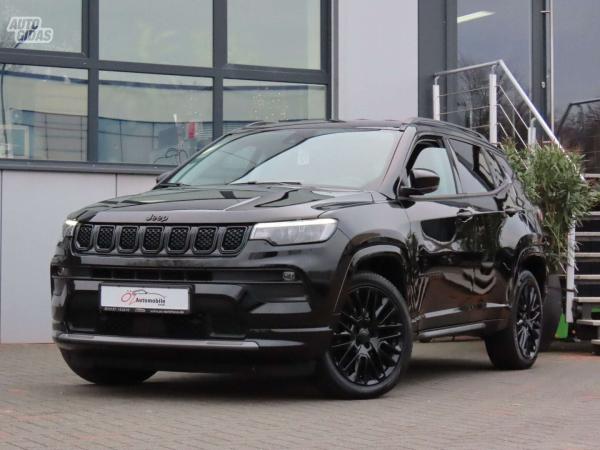 Black Jeep Compass 2024 in Kaunas, with an engine capacity of 1.50 L and mileage of 46 thousand km for 26402 €, photo 2 on AUTOMOTO.COM.LV