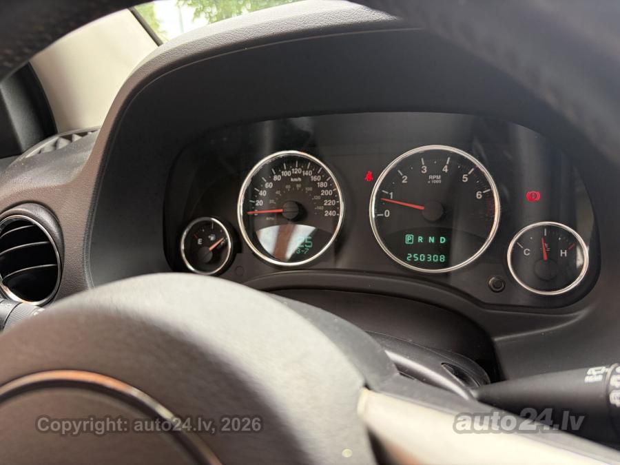 Black Jeep Compass 2012 in Tartu, with an engine capacity of 2.36 L and mileage of 250 thousand km for 6999 €, photo 16 on AUTOMOTO.COM.LV