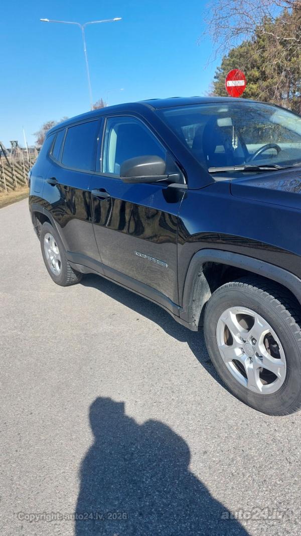 Black Jeep Compass 2021 in Tallinn, with an engine capacity of 1.30 L and mileage of 45 thousand km for 19999 €, photo 4 on AUTOMOTO.COM.LV