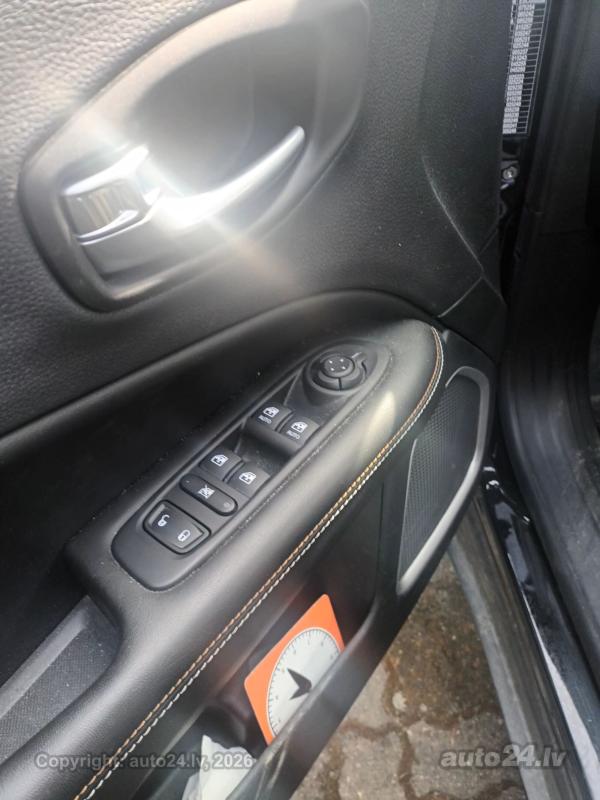 Melns Jeep Compass 2021 Tallina, ar dzinēja tilpumu 1.30 L un nobraukumu 34 tūkst. km par 16900 €, foto 7 vietnē AUTOMOTO.COM.LV