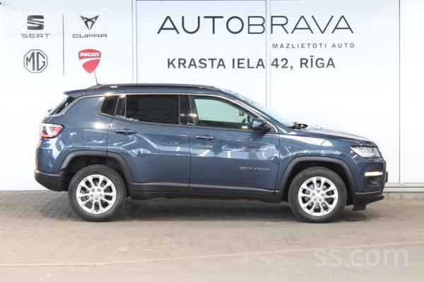 Blue Jeep Compass 2020 in Riga, with an engine capacity of 1.30 L and mileage of 72 thousand km for 15490 €, photo 5 on AUTOMOTO.COM.LV