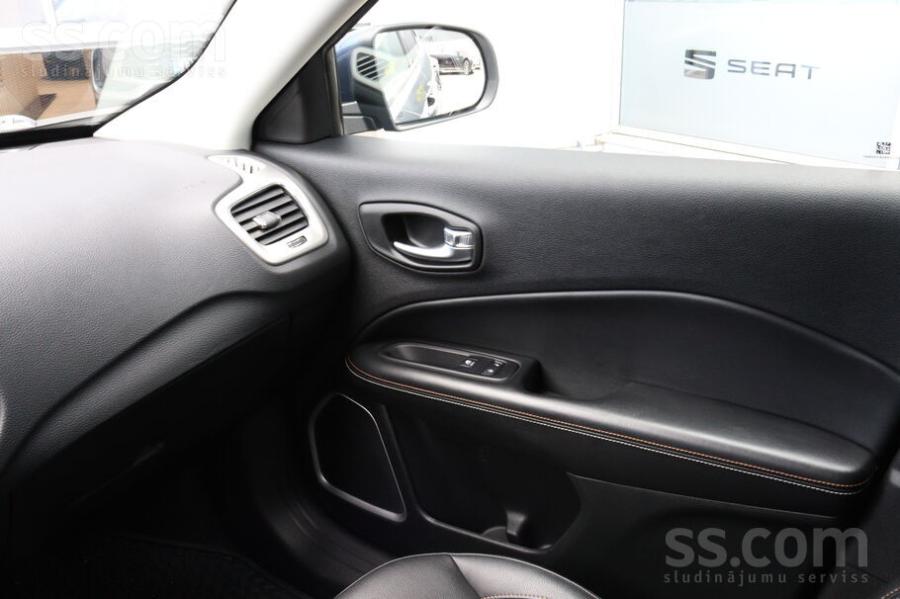 Zils Jeep Compass 2020 Rīga, ar dzinēja tilpumu 1.30 L un nobraukumu 72 tūkst. km par 15490 €, foto 23 vietnē AUTOMOTO.COM.LV