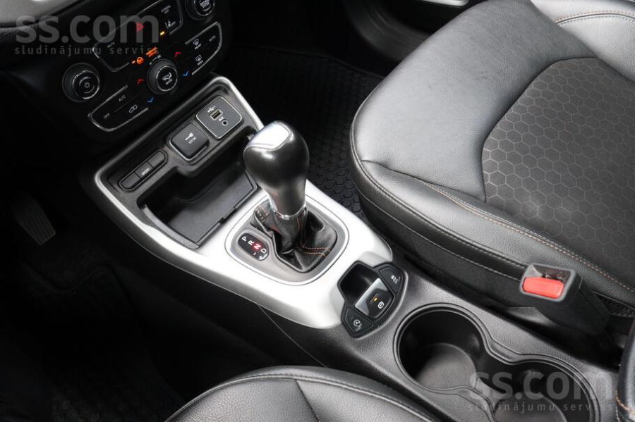 Zils Jeep Compass 2020 Rīga, ar dzinēja tilpumu 1.30 L un nobraukumu 72 tūkst. km par 15490 €, foto 24 vietnē AUTOMOTO.COM.LV