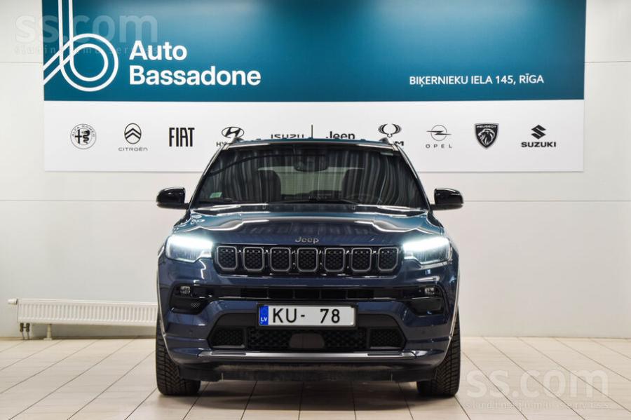 Blue Jeep Compass 2022 in Riga, with an engine capacity of 1.30 L and mileage of 18 thousand km for 23590 €, photo 2 on AUTOMOTO.COM.LV
