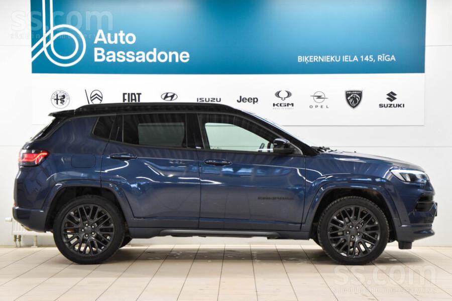 Blue Jeep Compass 2022 in Riga, with an engine capacity of 1.30 L and mileage of 18 thousand km for 23590 €, photo 4 on AUTOMOTO.COM.LV