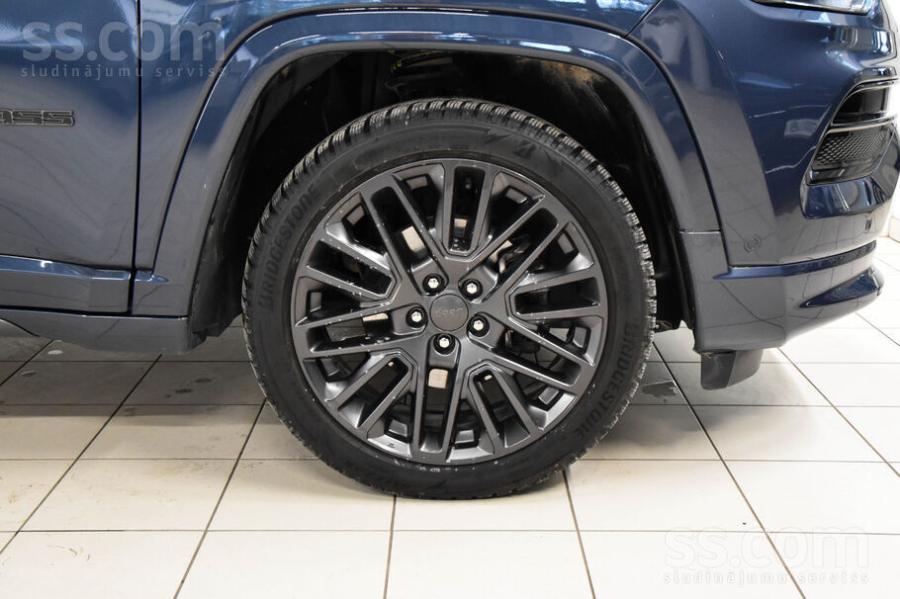 Blue Jeep Compass 2022 in Riga, with an engine capacity of 1.30 L and mileage of 18 thousand km for 23590 €, photo 11 on AUTOMOTO.COM.LV