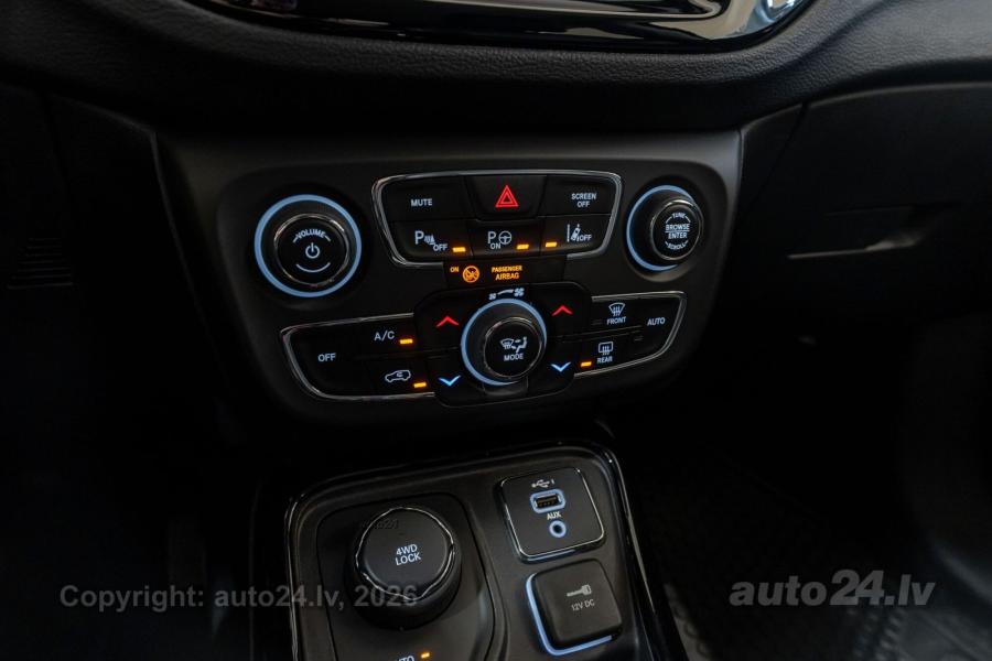 Zils Jeep Compass 2020 Tallina, ar dzinēja tilpumu 1.40 L un nobraukumu 75 tūkst. km par 16750 €, foto 17 vietnē AUTOMOTO.COM.LV