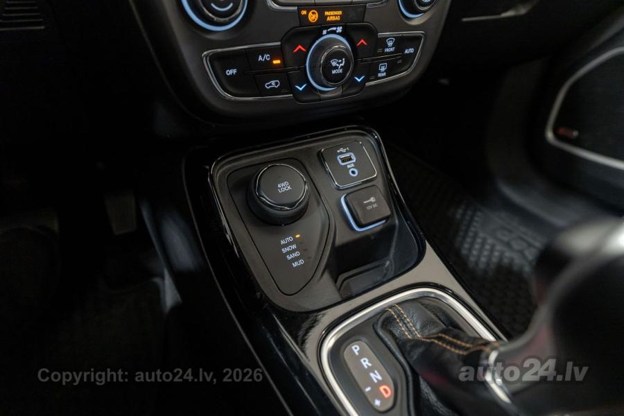 Zils Jeep Compass 2020 Tallina, ar dzinēja tilpumu 1.40 L un nobraukumu 75 tūkst. km par 16750 €, foto 21 vietnē AUTOMOTO.COM.LV