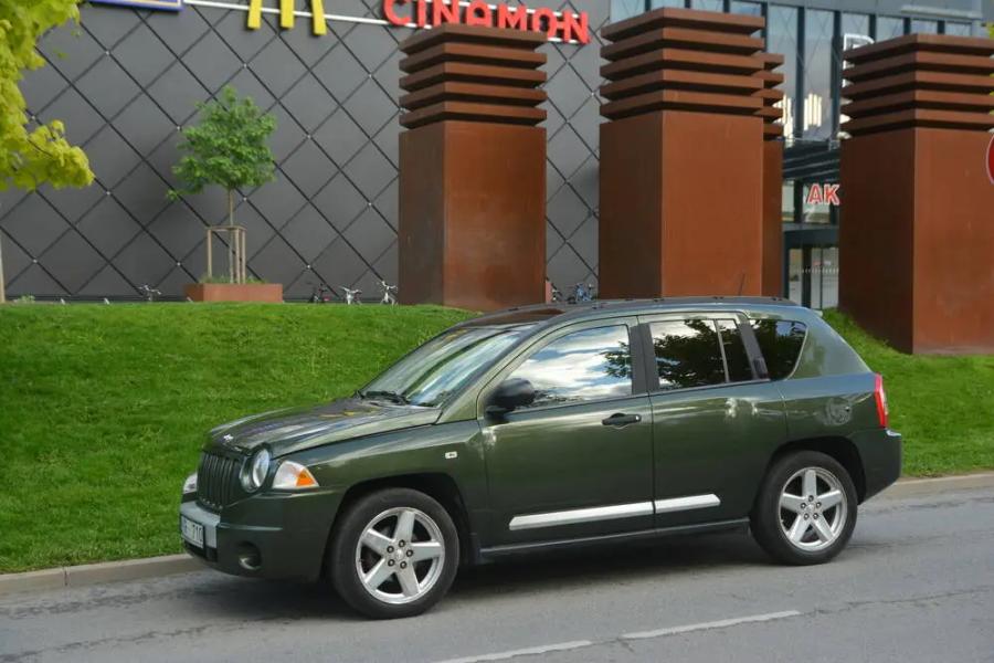 Green Jeep Compass 2008 in Riga, with an engine capacity of 2.00 L and mileage of 215 thousand km for 3500 €, photo 1 on AUTOMOTO.COM.LV