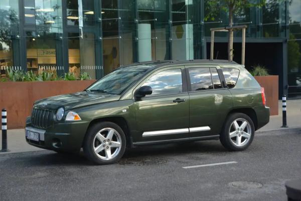 Green Jeep Compass 2008 in Riga, with an engine capacity of 2.00 L and mileage of 215 thousand km for 3500 €, photo 3 on AUTOMOTO.COM.LV