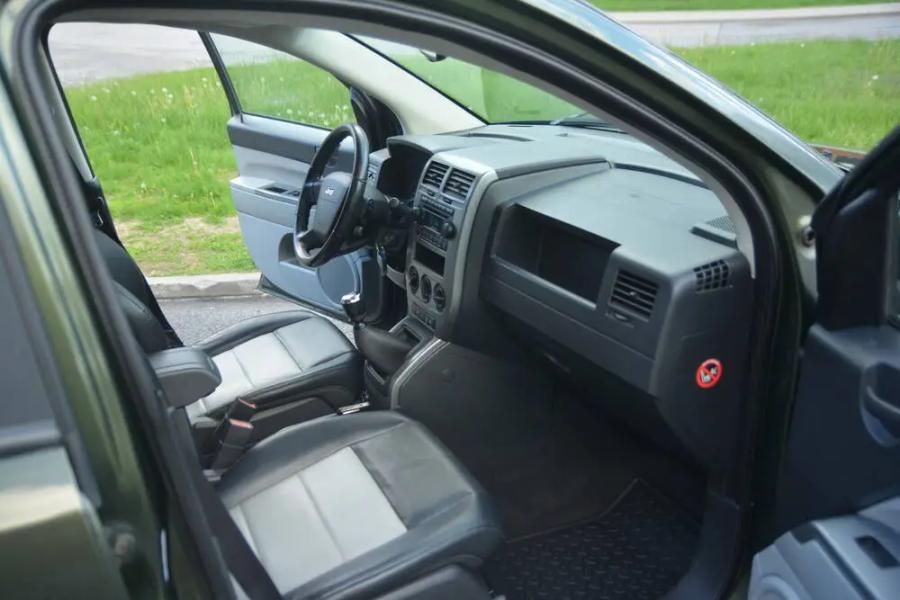Green Jeep Compass 2008 in Riga, with an engine capacity of 2.00 L and mileage of 215 thousand km for 3500 €, photo 11 on AUTOMOTO.COM.LV