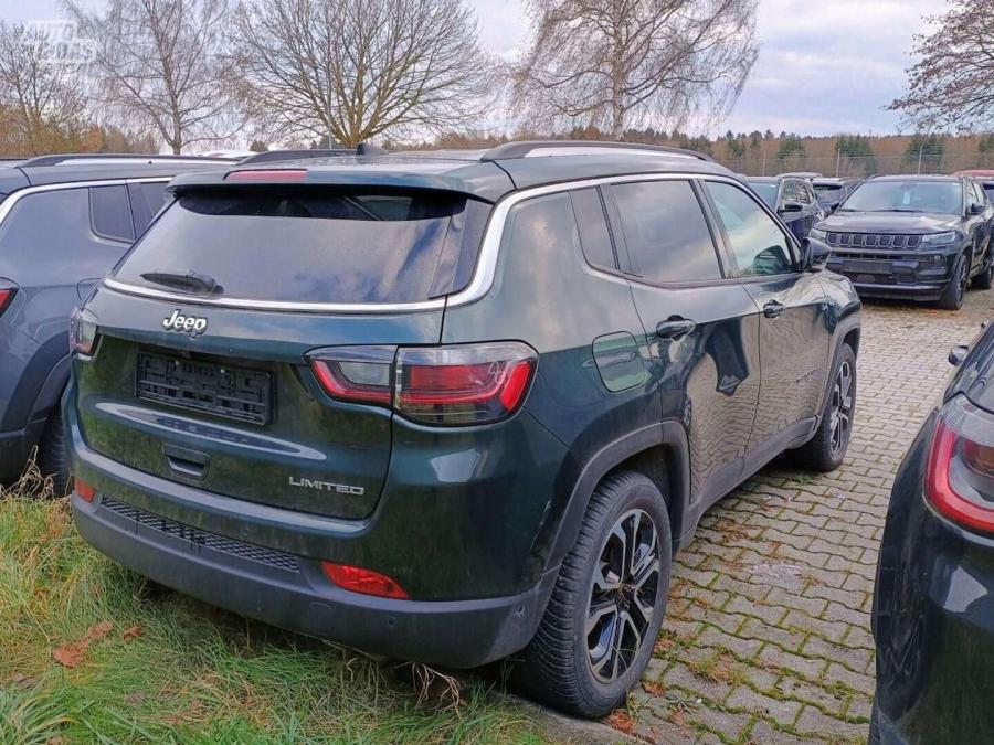 Green Jeep Compass 2021 in Kaunas, with an engine capacity of 1.30 L and mileage of 26 thousand km for 22379 €, photo 4 on AUTOMOTO.COM.LV