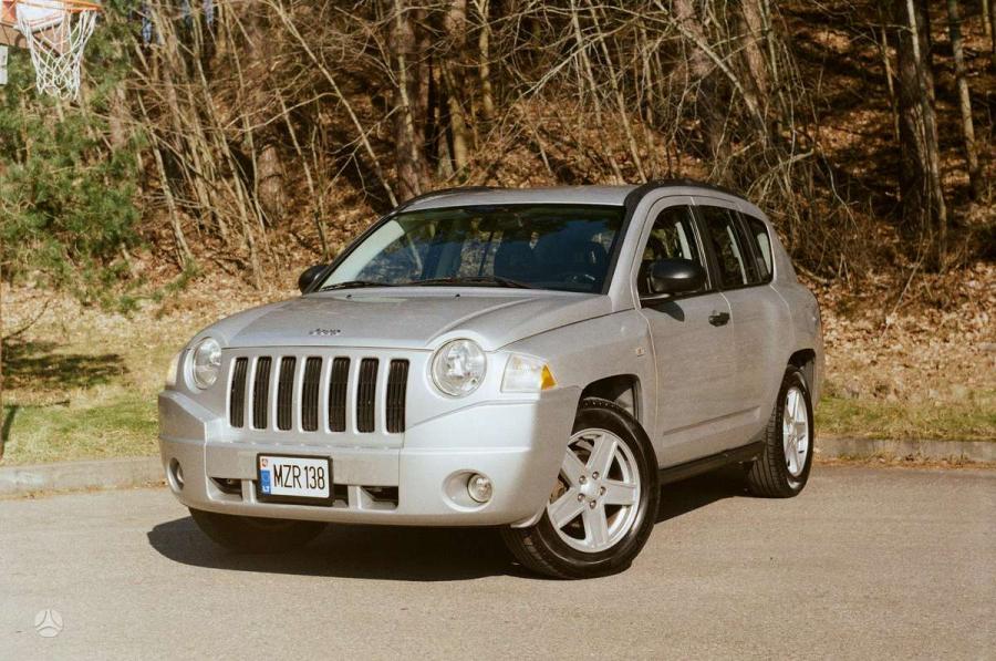 Grey Jeep Compass 2007 in Vilnius, with an engine capacity of 2.36 L and mileage of 165 thousand km for 3000 €, photo 1 on AUTOMOTO.COM.LV