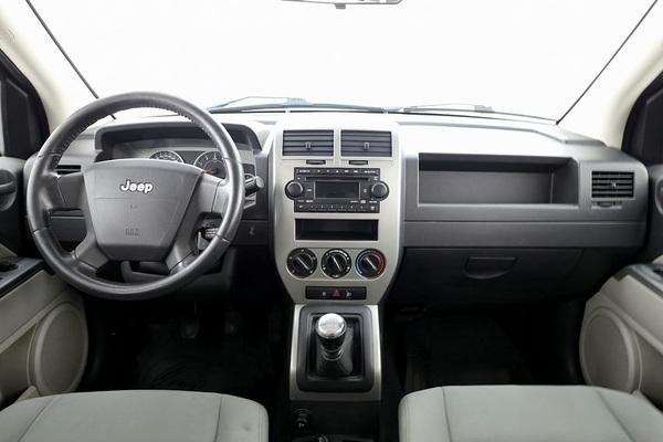 Grey Jeep Compass 2007 in Tallinn, with an engine capacity of 2.00 L and mileage of 319 thousand km for 1699 €, photo 5 on AUTOMOTO.COM.LV