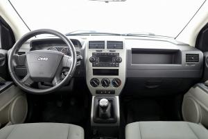 Grey Jeep Compass 2007 in Tallinn, with an engine capacity of 2.00 L and mileage of 319 thousand km for 1699 €, photo 6 on AUTOMOTO.COM.LV