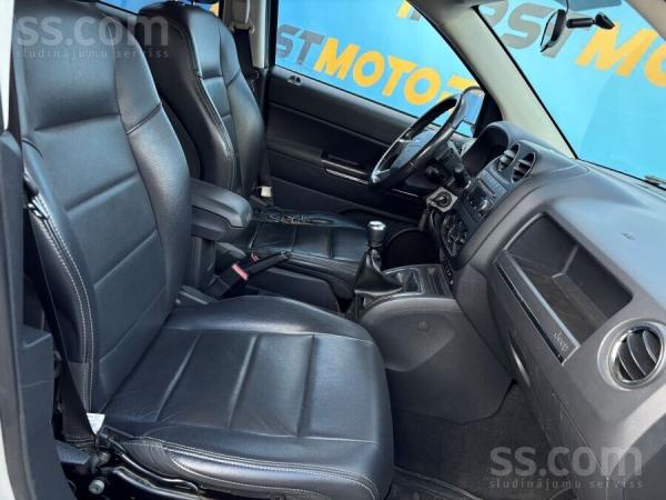 Pelēks Jeep Compass 2010 Rīga, ar dzinēja tilpumu 2.00 L un nobraukumu 245 tūkst. km par 2250 €, foto 9 vietnē AUTOMOTO.COM.LV
