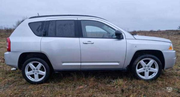 Grey Jeep Compass 2011 in Vilnius, with an engine capacity of 2.14 L and mileage of 109 thousand km for 3999 €, photo 6 on AUTOMOTO.COM.LV