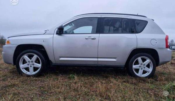Grey Jeep Compass 2011 in Vilnius, with an engine capacity of 2.14 L and mileage of 109 thousand km for 3999 €, photo 7 on AUTOMOTO.COM.LV