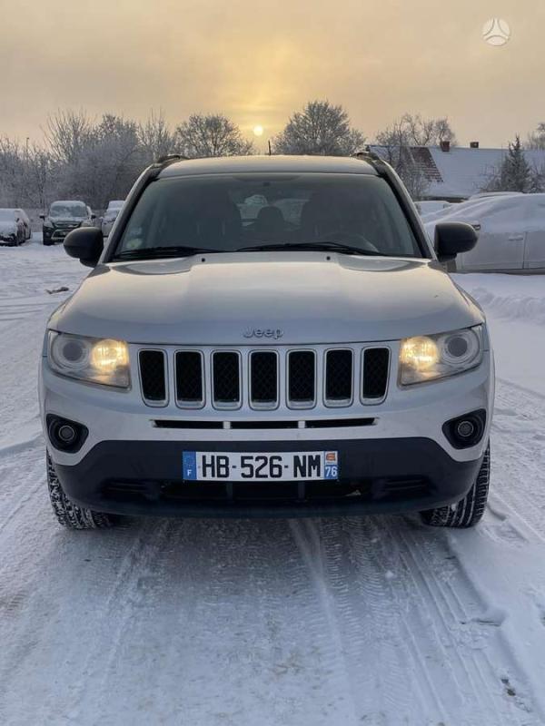 Grey Jeep Compass 2011 in Taurage, with an engine capacity of 2.14 L and mileage of 186 thousand km for 4900 €, photo 3 on AUTOMOTO.COM.LV