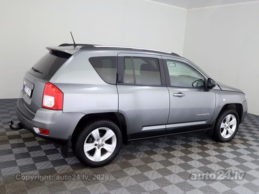 Pelēks Jeep Compass 2011 Tallina, ar dzinēja tilpumu 2.40 L un nobraukumu 172 tūkst. km par 3999 €, foto 4 vietnē AUTOMOTO.COM.LV