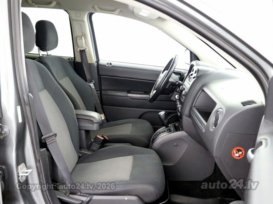 Pelēks Jeep Compass 2011 Tallina, ar dzinēja tilpumu 2.40 L un nobraukumu 172 tūkst. km par 3999 €, foto 7 vietnē AUTOMOTO.COM.LV