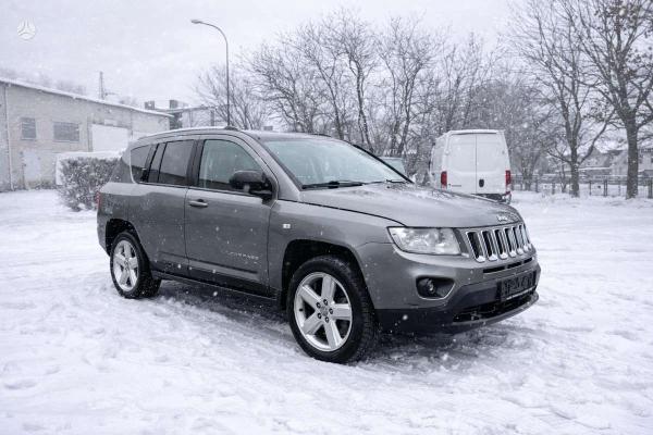 Grey Jeep Compass 2012 in Kelme, with an engine capacity of 2.14 L and mileage of 157 thousand km for 5700 €, photo 1 on AUTOMOTO.COM.LV