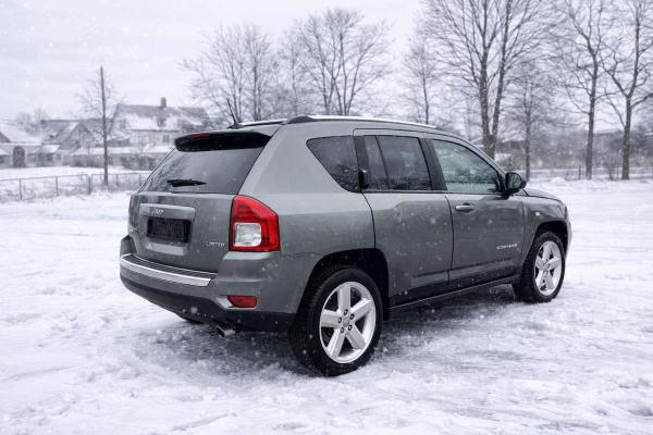 Grey Jeep Compass 2012 in Kelme, with an engine capacity of 2.14 L and mileage of 157 thousand km for 5700 €, photo 5 on AUTOMOTO.COM.LV