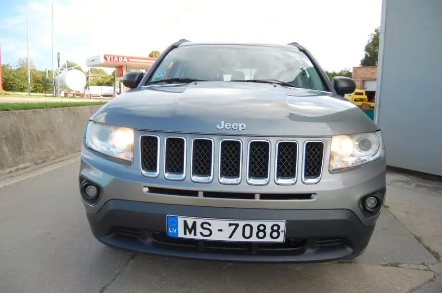 Grey Jeep Compass 2013 in Jekabpils, with an engine capacity of 2.20 L and mileage of 193 thousand km for 6000 €, photo 5 on AUTOMOTO.COM.LV