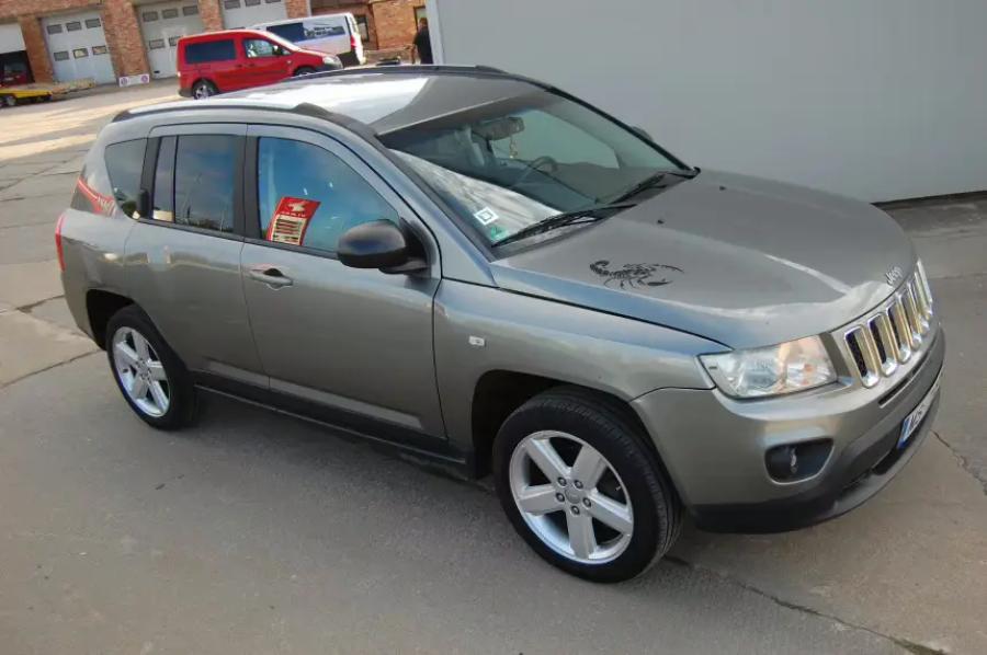 Grey Jeep Compass 2013 in Jekabpils, with an engine capacity of 2.20 L and mileage of 193 thousand km for 6000 €, photo 6 on AUTOMOTO.COM.LV