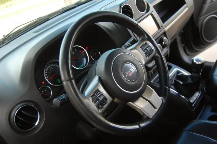 Grey Jeep Compass 2013 in Jekabpils, with an engine capacity of 2.20 L and mileage of 193 thousand km for 6000 €, photo 17 on AUTOMOTO.COM.LV