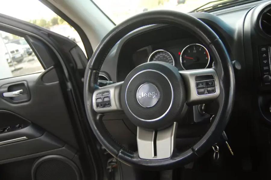 Grey Jeep Compass 2013 in Jekabpils, with an engine capacity of 2.20 L and mileage of 193 thousand km for 6000 €, photo 19 on AUTOMOTO.COM.LV
