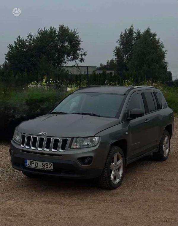 Grey Jeep Compass 2013 in Vilnius, with an engine capacity of 2.14 L and mileage of 265 thousand km for 1999 €, photo 1 on AUTOMOTO.COM.LV