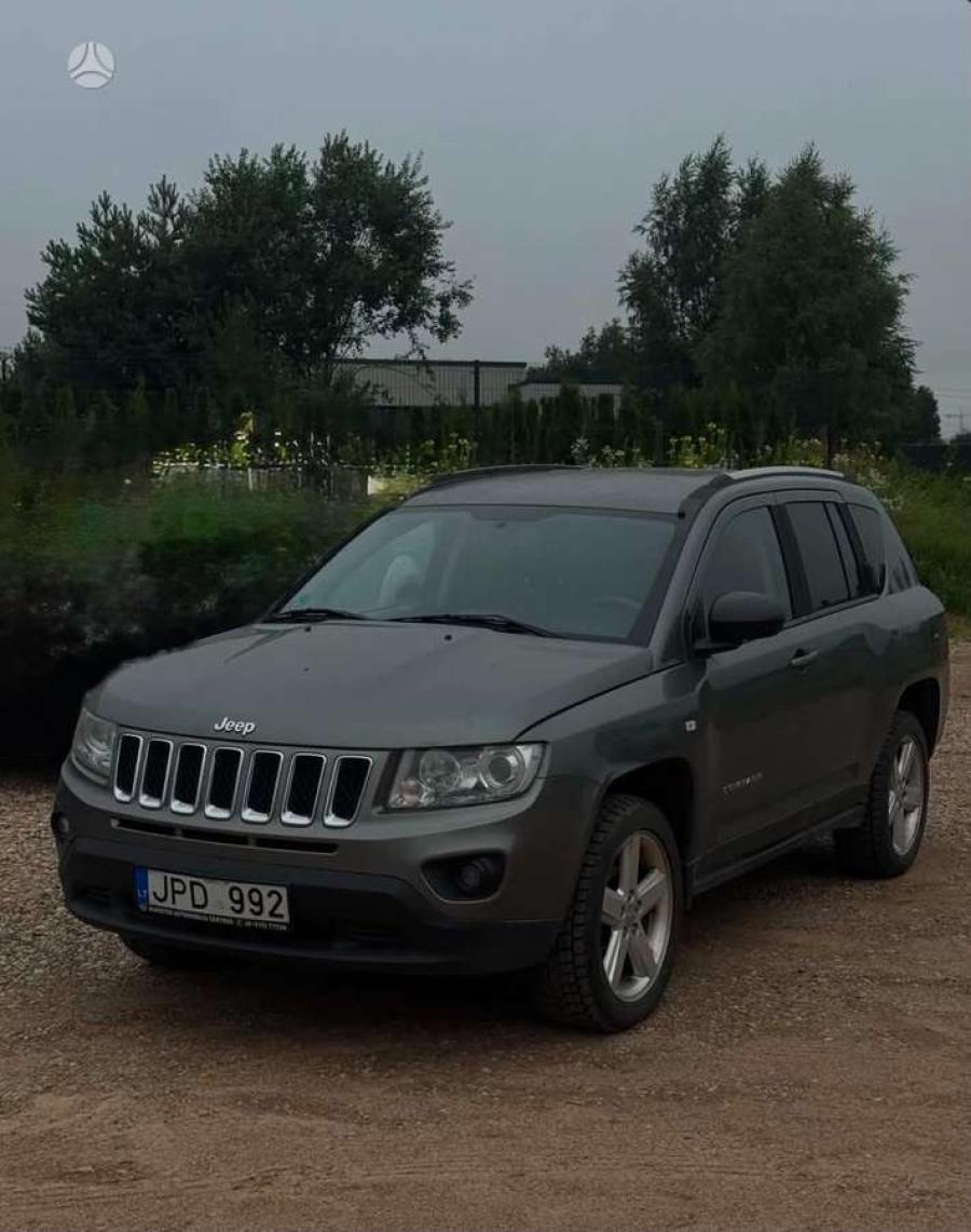 Grey Jeep Compass 2013 in Vilnius, with an engine capacity of 2.14 L and mileage of 265 thousand km for 1999 €, photo 1 on AUTOMOTO.COM.LV