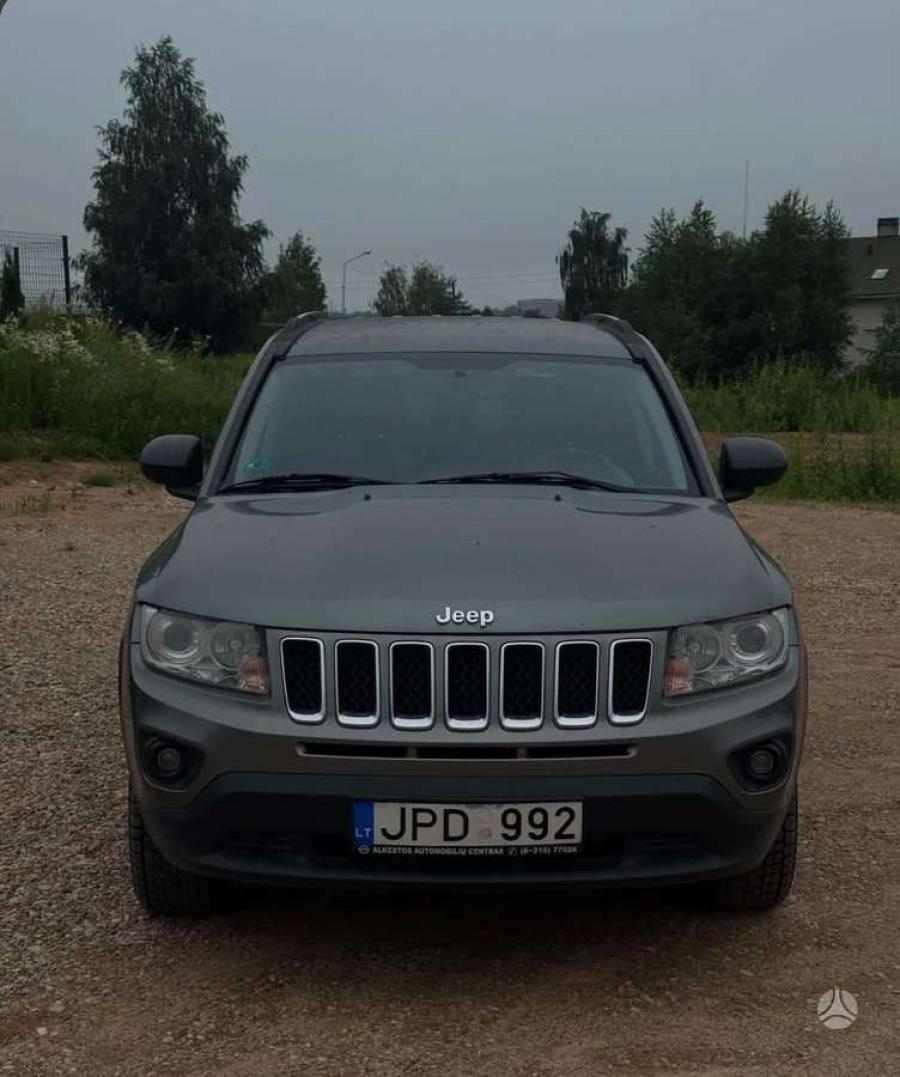 Grey Jeep Compass 2013 in Vilnius, with an engine capacity of 2.14 L and mileage of 265 thousand km for 1999 €, photo 3 on AUTOMOTO.COM.LV